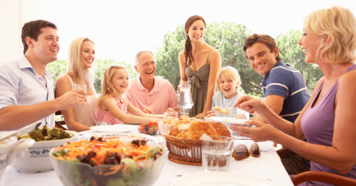 A família à mesa nas refeições!